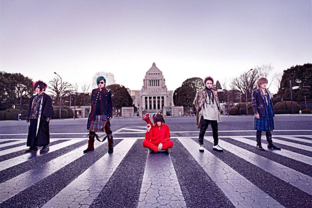 V系シーンの新たなカリスマバンド！「R指定」の魅力と人気の秘密って？ – TORETAME